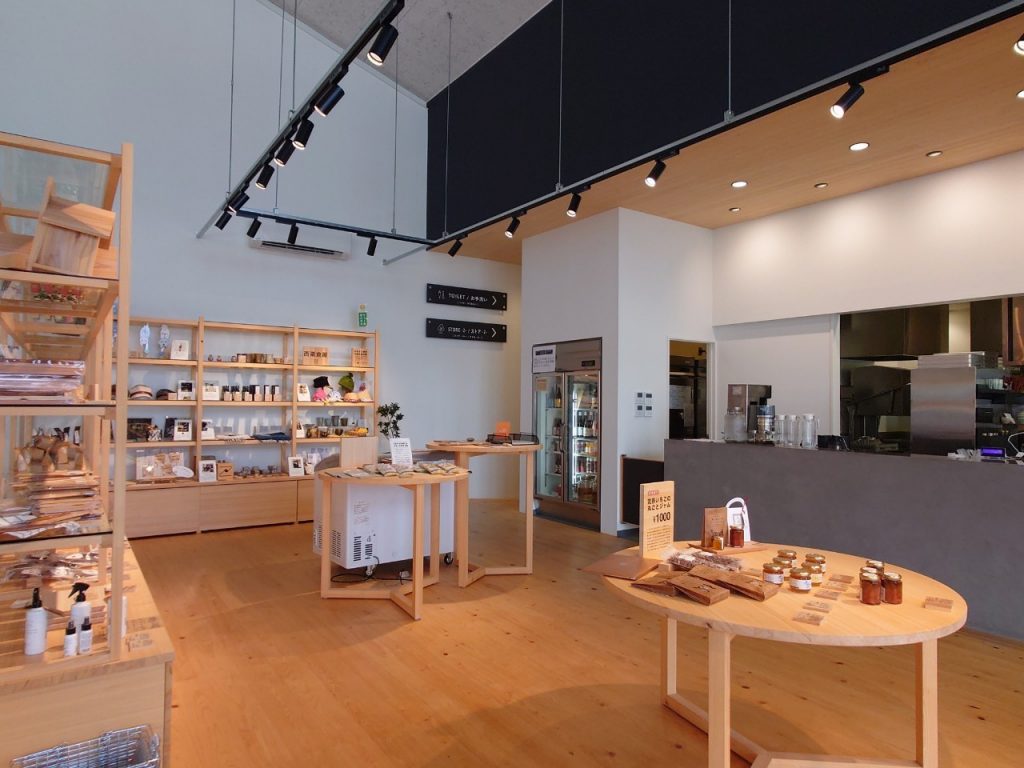 カフェ・木材販売も行う「BASE101%」や”鹿の皮”を使った小物クラフトも体験【岡山県北旅行日記・最終日】 | ラジトピ ラジオ関西トピックス